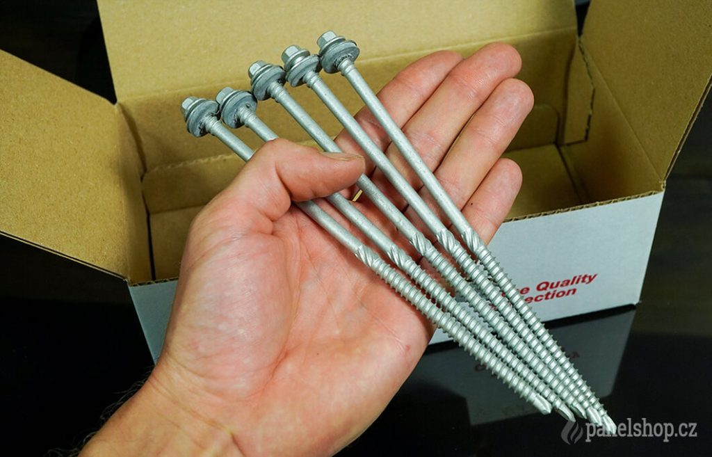 Self-tapping screws for sandwich panels in wooden constructions